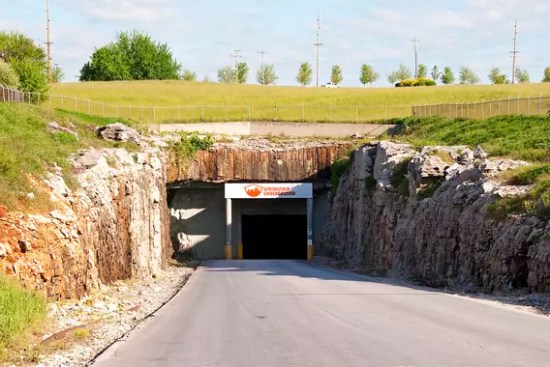 LE SOUTERRAIN DE SPRINGFIELD : QU’Y A-T-IL EXACTEMENT LÀ-BAS ? – BibiCabaya
